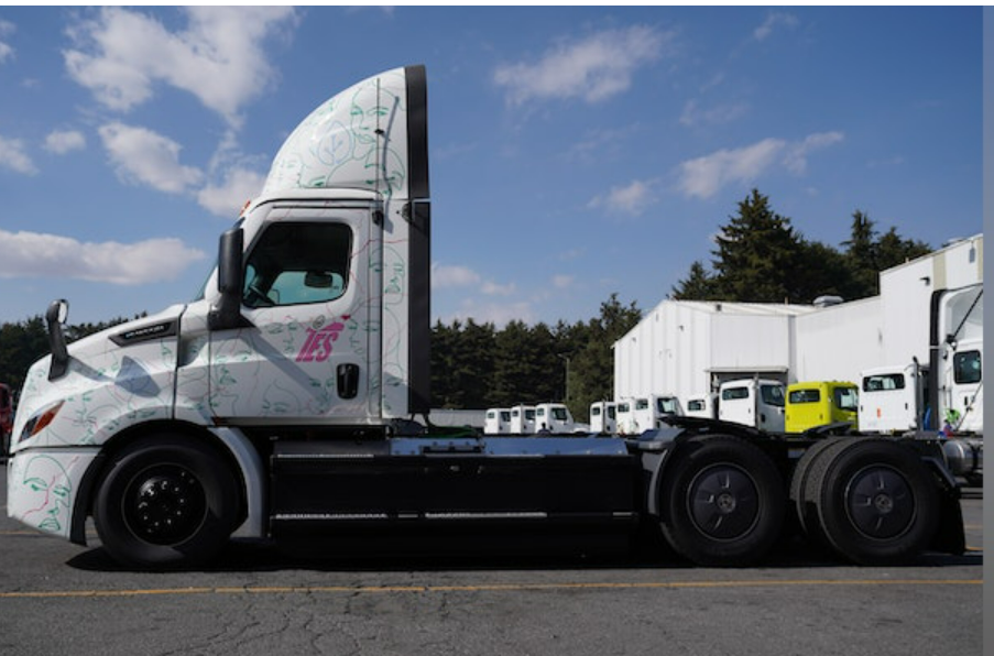 Daimler Truck delivers first BEV Freightliner eCascadias to customer in ...